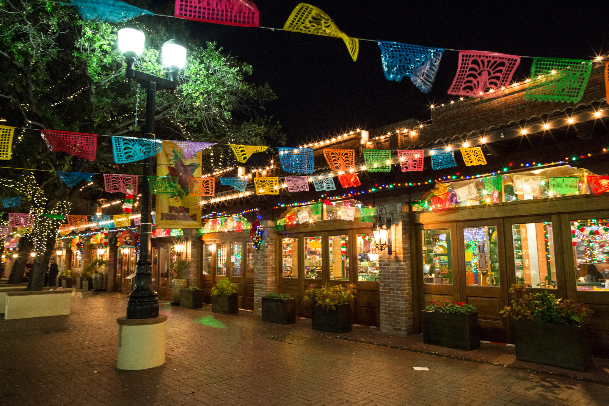 San Antonio’s holiday season mellows the bah-humbuggers among us - San ...